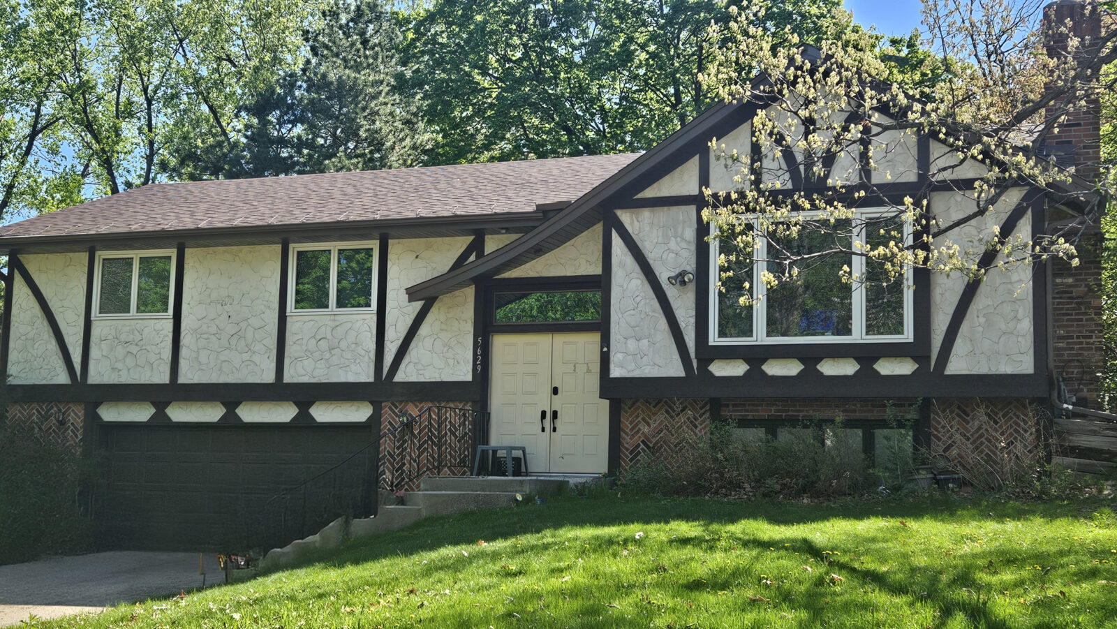 The Tudors: Choosing Exterior Color for Classic Homes - studiodeforest.com